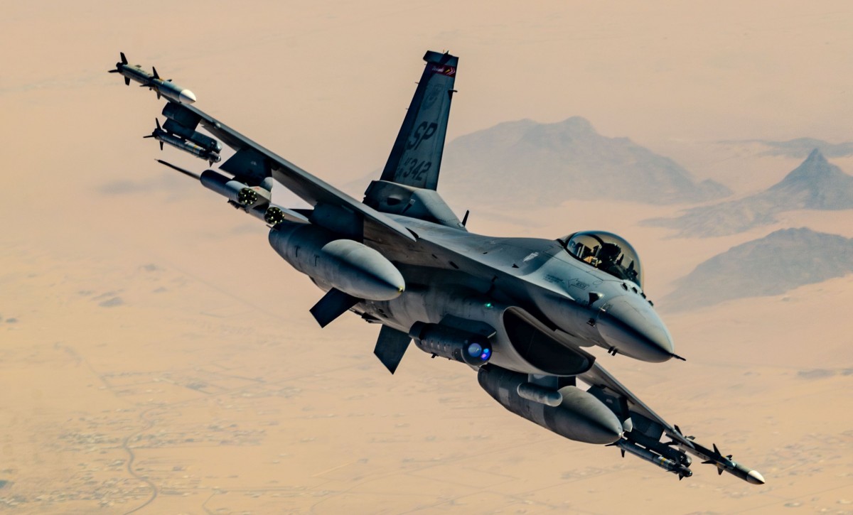 空対空兵装32発搭載のF-16が公開される。安価な誘導ロケット弾がもたらす変革 | 航空軍事記者 関賢太郎のニュースレター